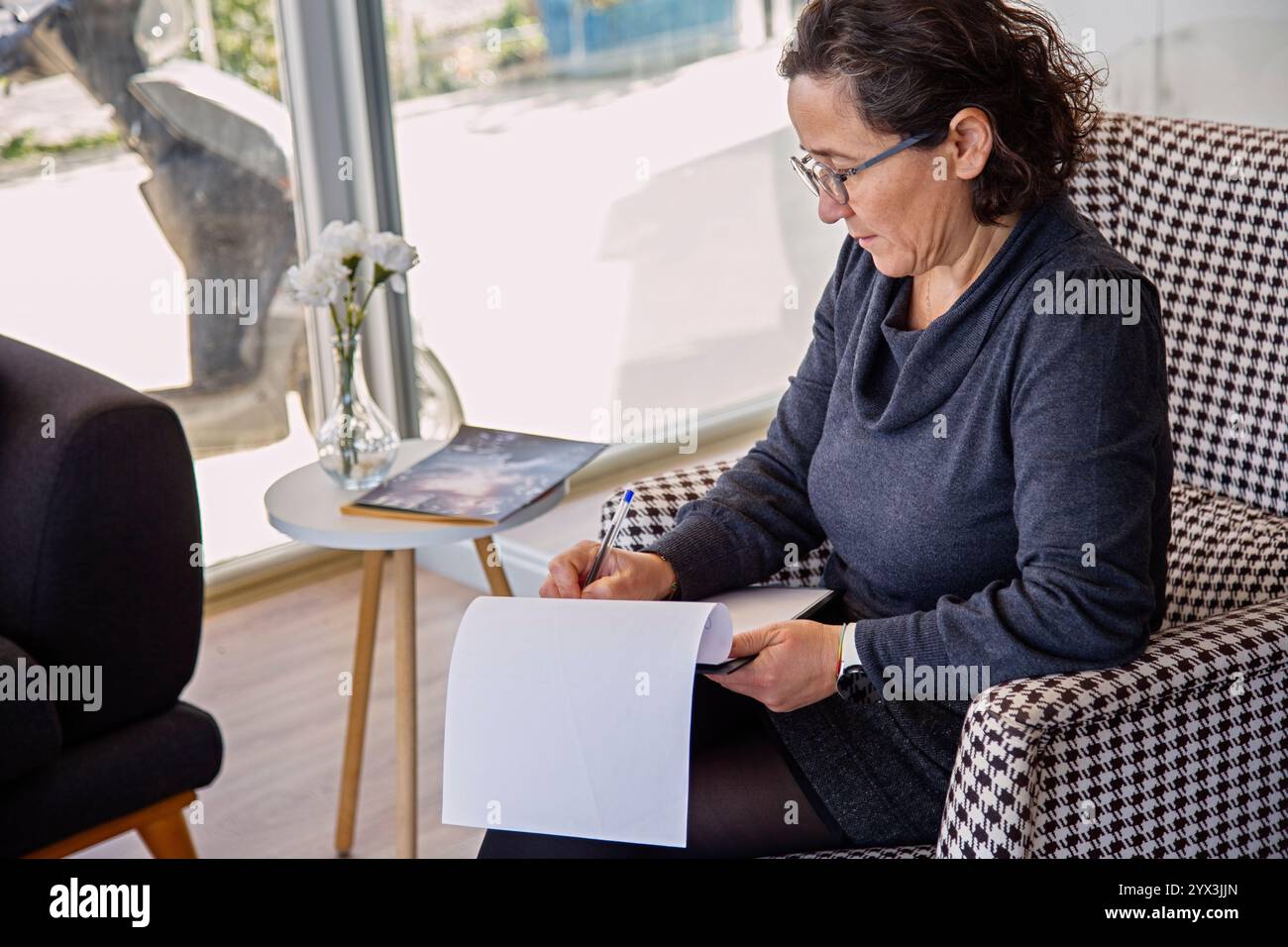 Psychologist writing on clipboard hi-res stock photography and images ...