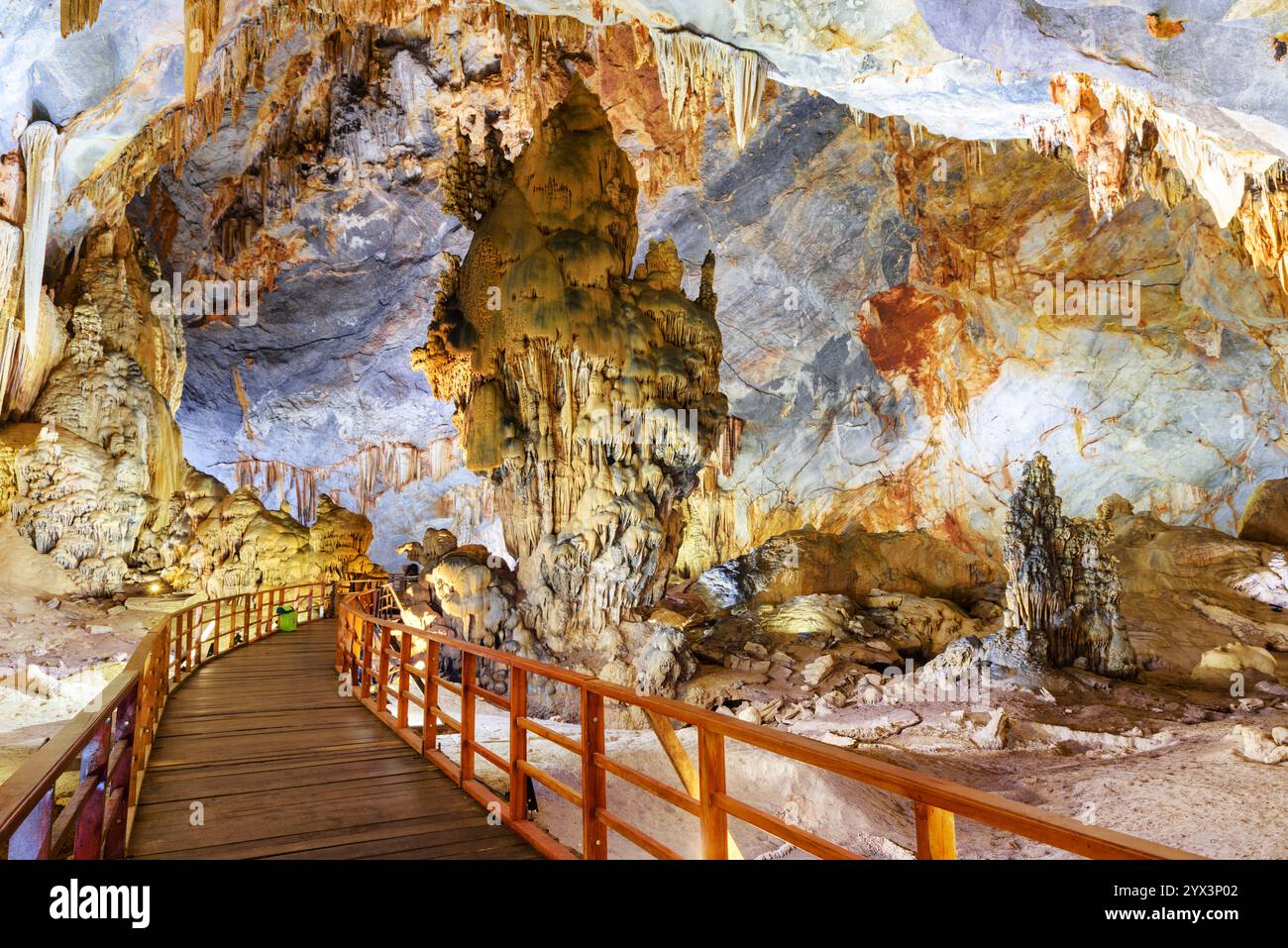 Wooden walkway among beautiful stalagmites inside Paradise Cave Stock ...
