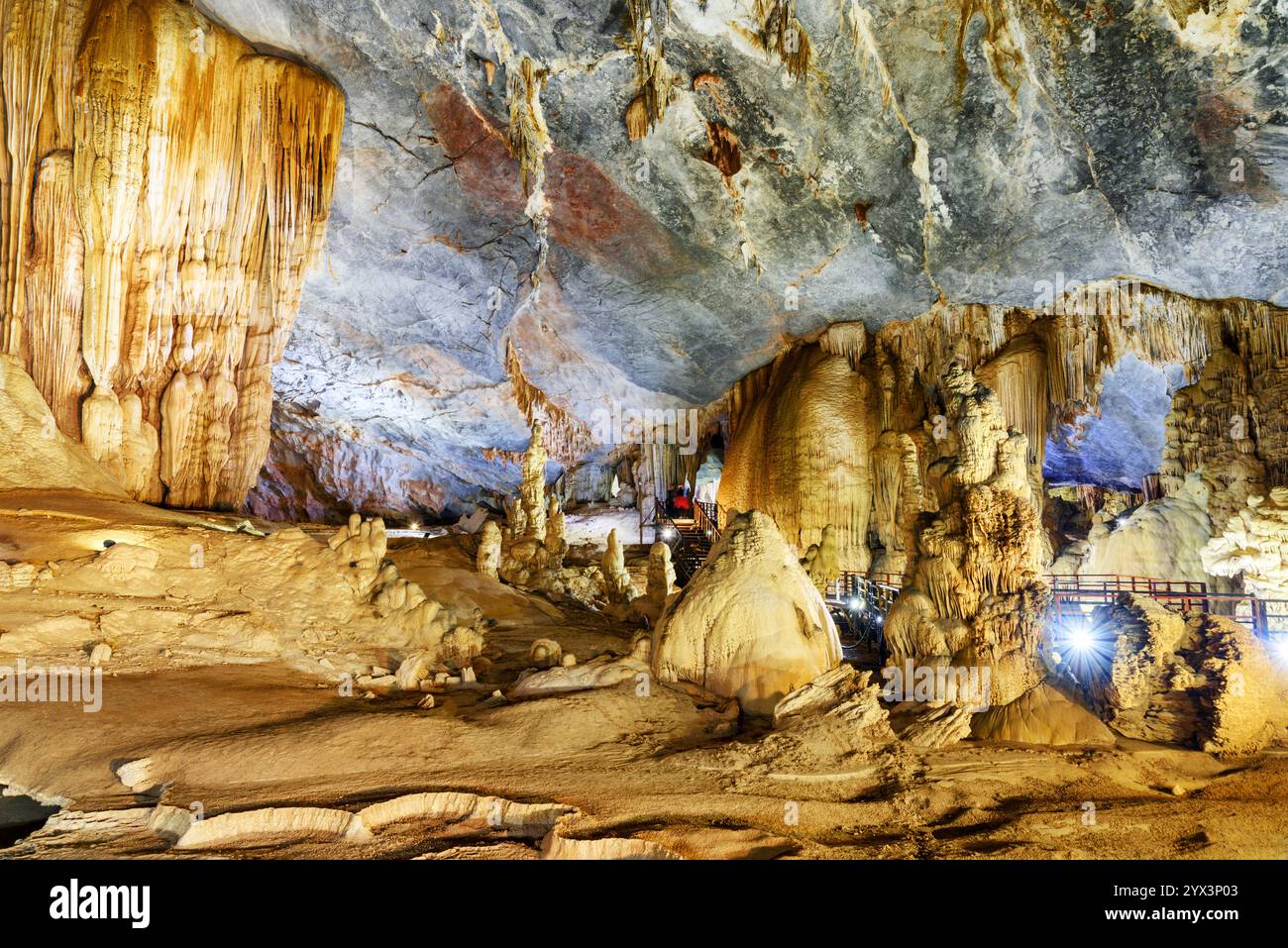 Beautiful stalagmites inside Paradise Cave (Thien Duong Cave Stock ...