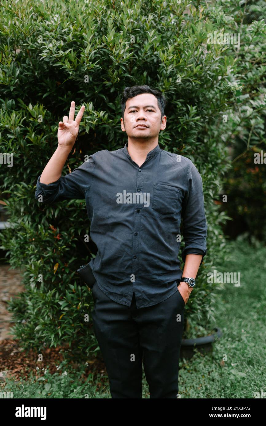 Man making peace sign hi-res stock photography and images - Alamy