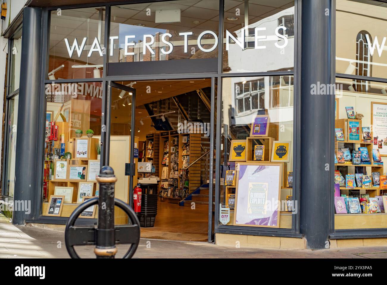 Book shop front hi-res stock photography and images - Alamy