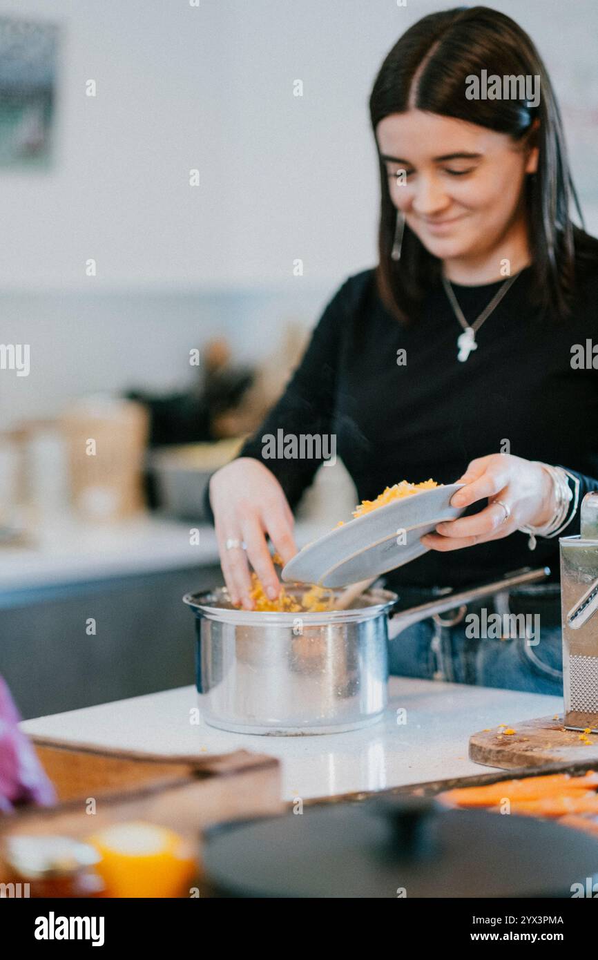 Woman holding cooking pan hi-res stock photography and images - Alamy
