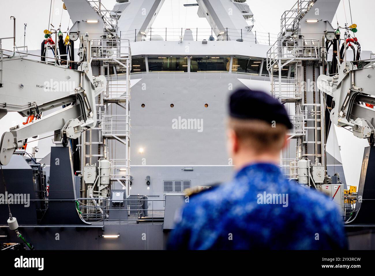 VLISSINGEN - The supply system on the Den Helder, the new supply ship ...