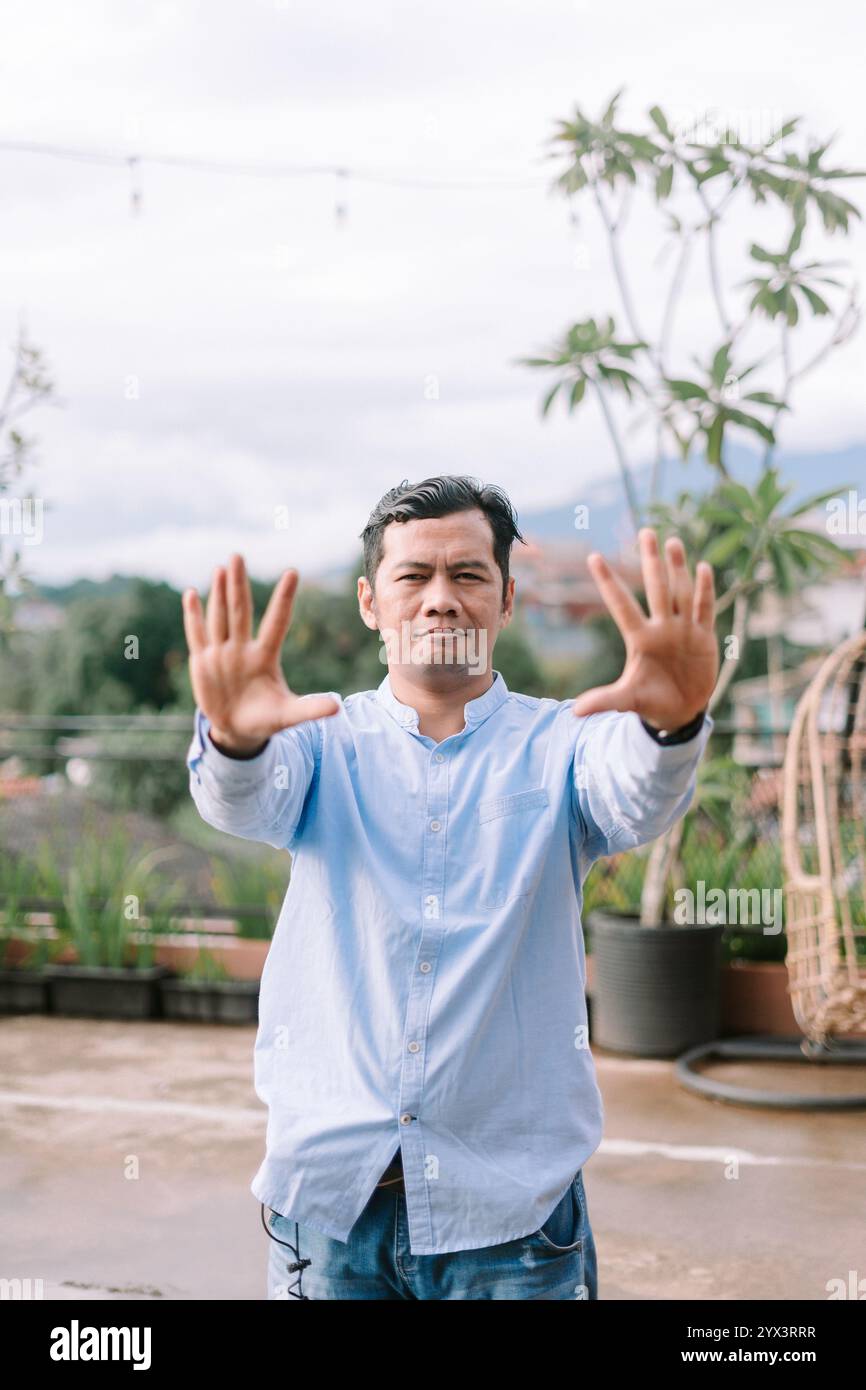 Negative body language hi-res stock photography and images - Alamy