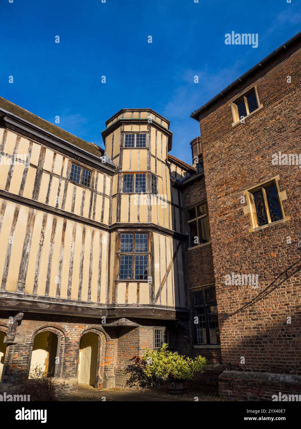 Cloister Court, Queens College, University of Cambridge, Cambridge ...
