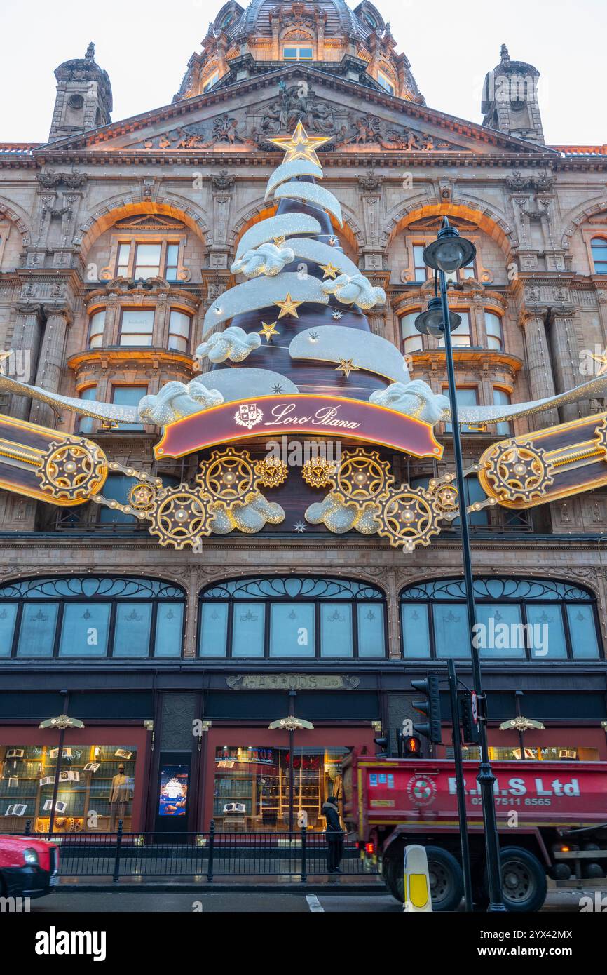 Harrods, Brompton Road, London, UK. 13th Dec, 2024. The exterior of ...