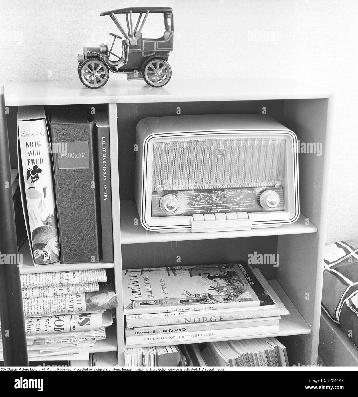 In the 1950s. A Philips radio in a bookshelf. 1957 ref BV19-7 Stock ...