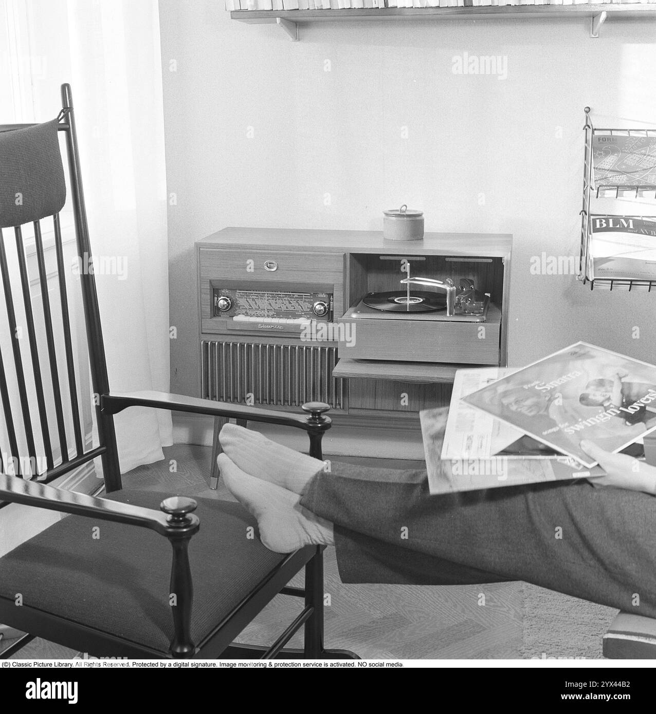 Man listening to radio 1950s hi-res stock photography and images - Alamy
