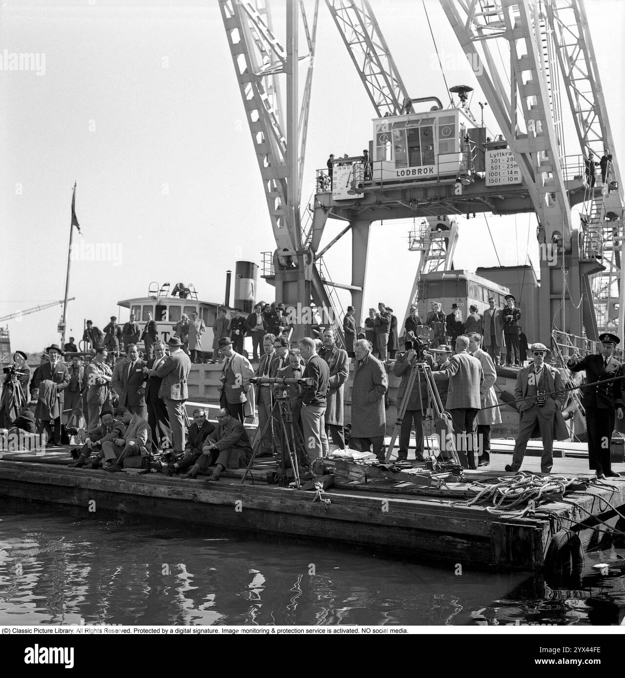 1950s 1960s crowd people hi-res stock photography and images - Alamy
