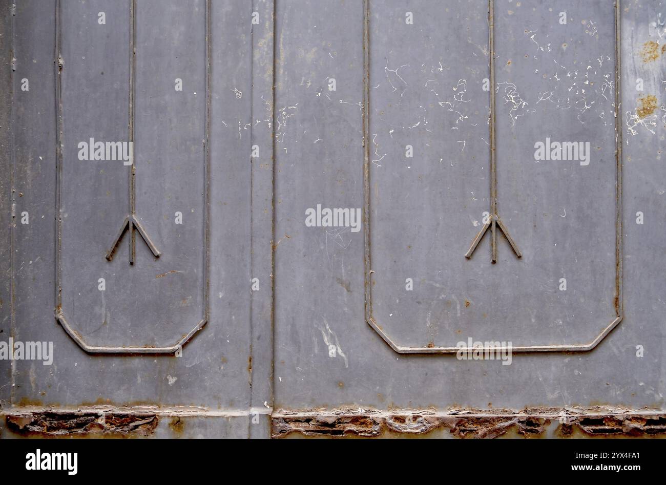 Iron gate, metal gate with rust, background, texture, Apulia, Italy ...
