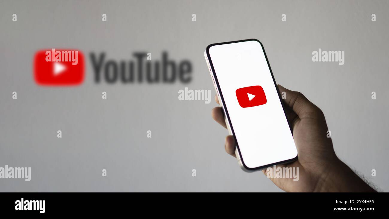 Youtube Logo on Smartphone Screen Stock Photo - Alamy
