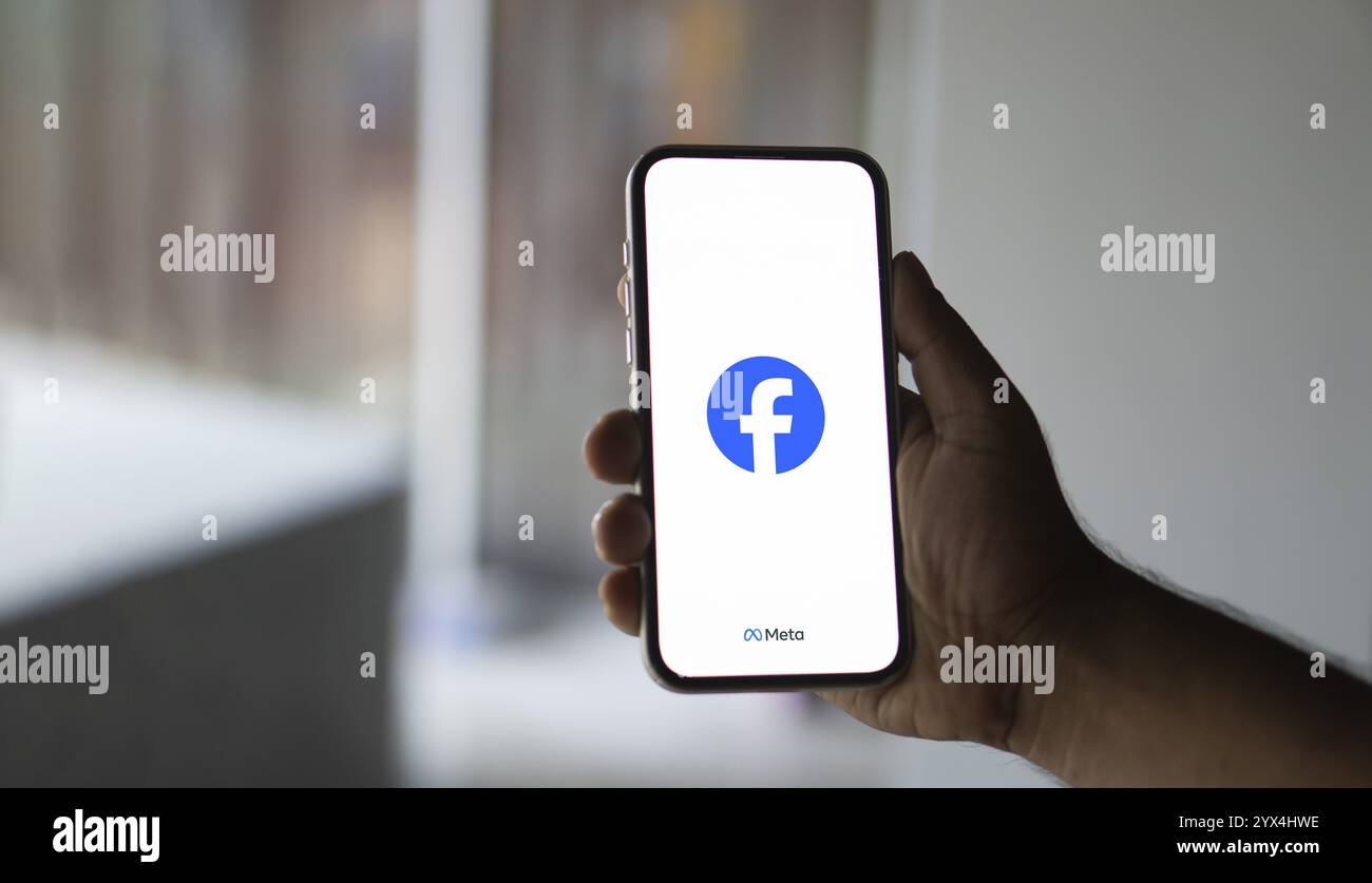 Facebook Logo on Smartphone Screen Stock Photo - Alamy
