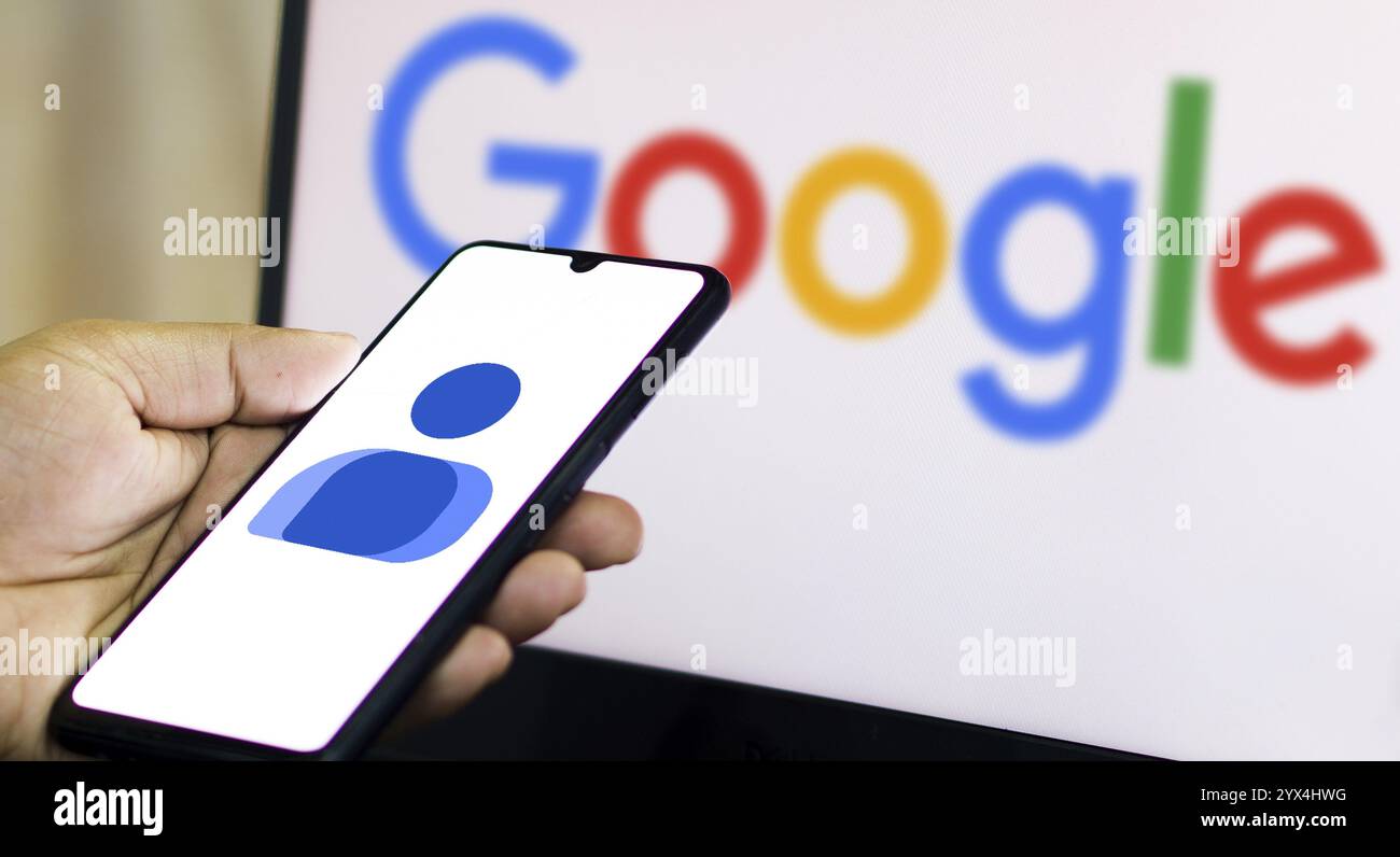 Google Contacts logo on phone screen Stock Photo - Alamy