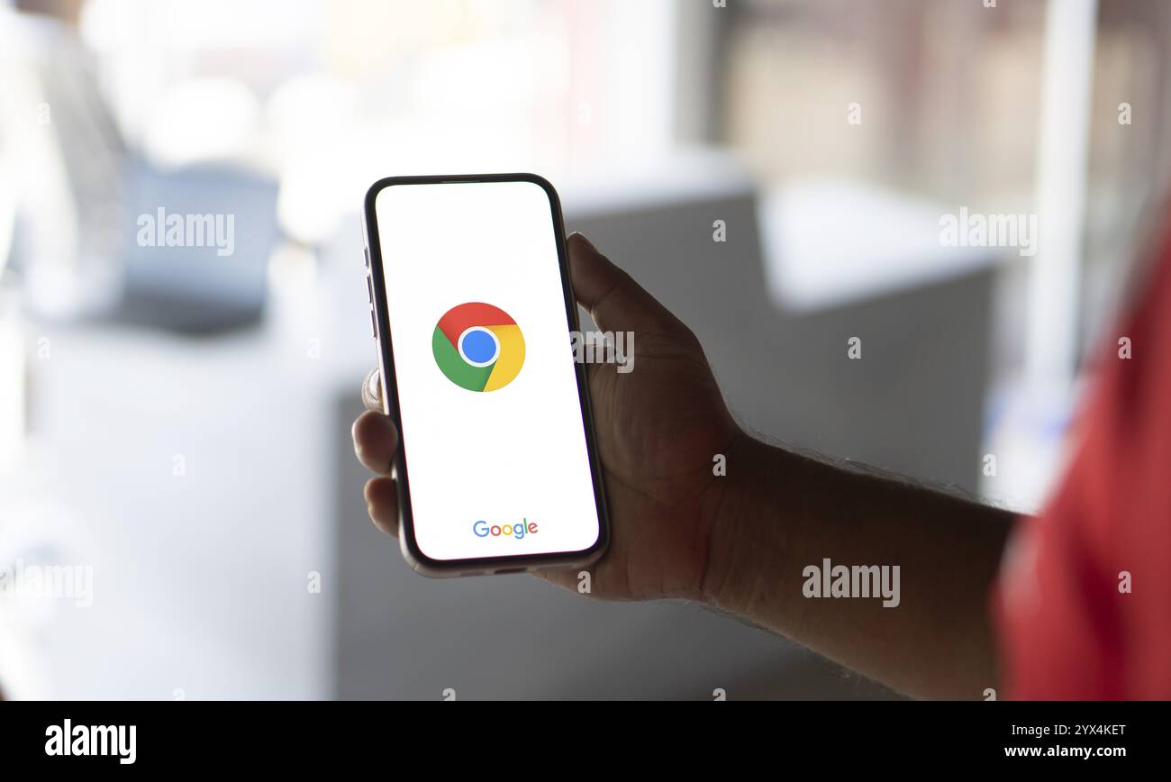 Google Chrome Logo on Smartphone Screen Stock Photo - Alamy