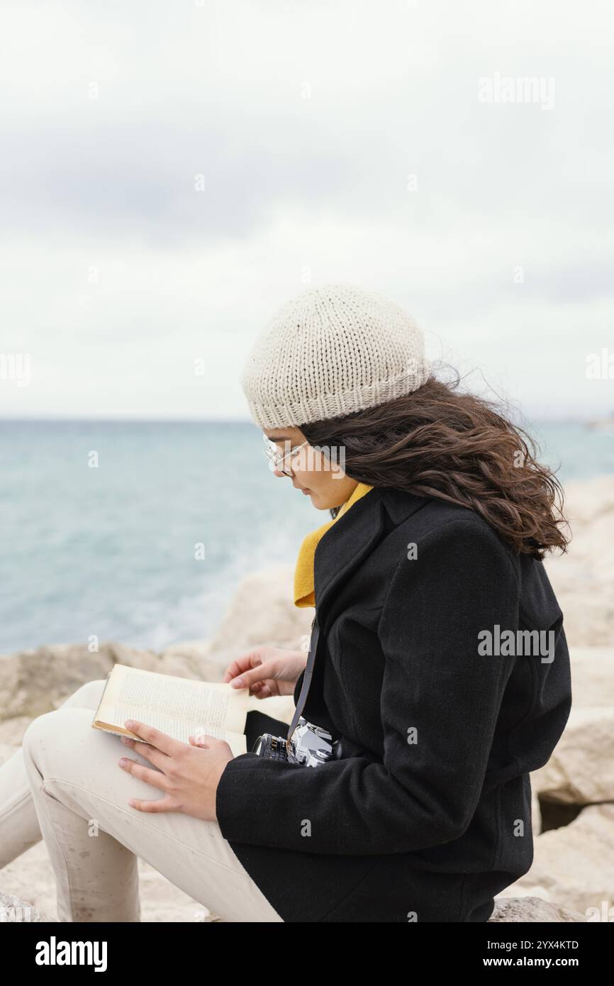 Books and reading light hi-res stock photography and images - Alamy