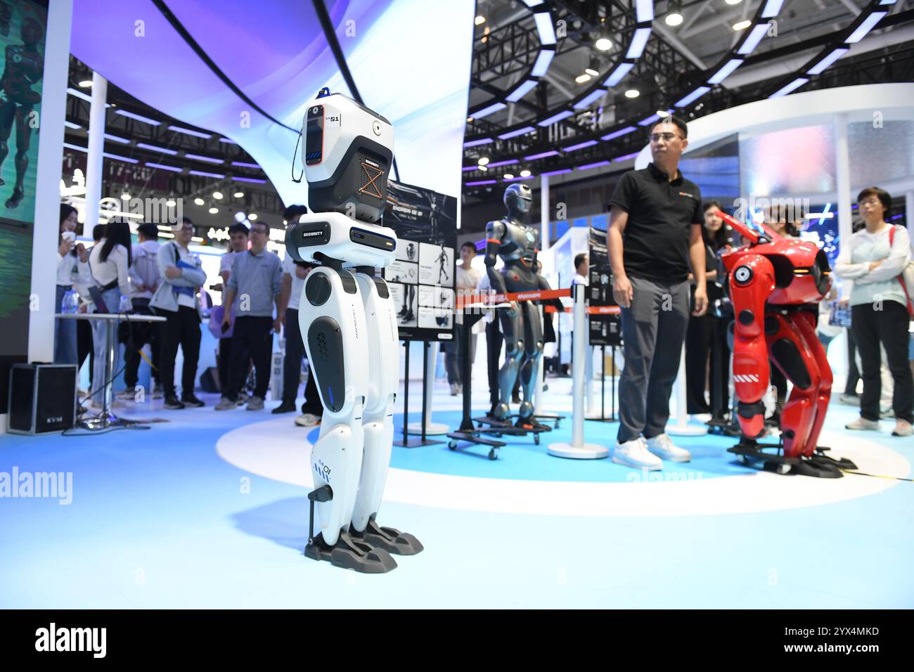 (241213) -- SHENZHEN, Dec. 13, 2024 (Xinhua) -- A tech firm ...