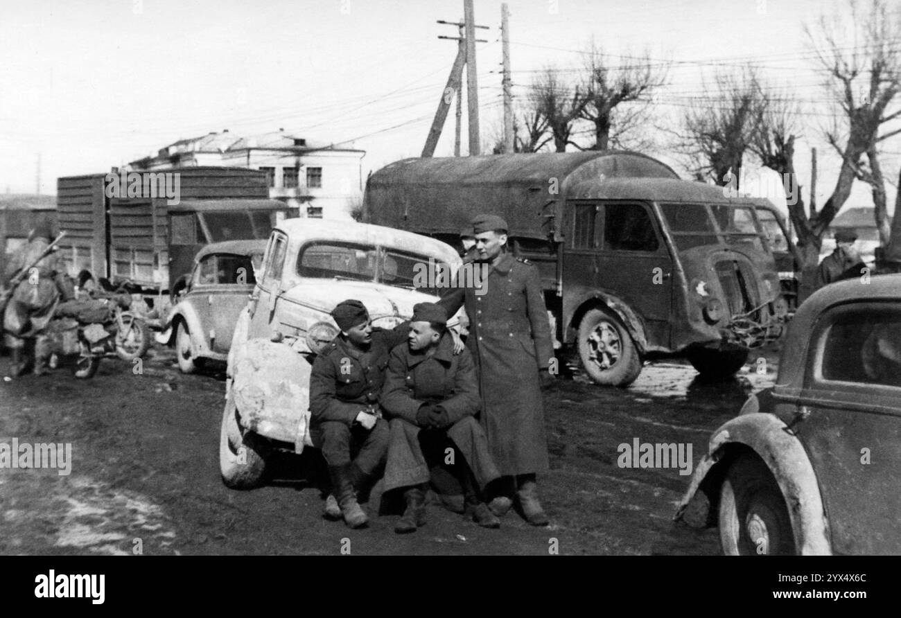 Russia, fall 1943 near Smolensk: Retreat of the German army, soldiers ...