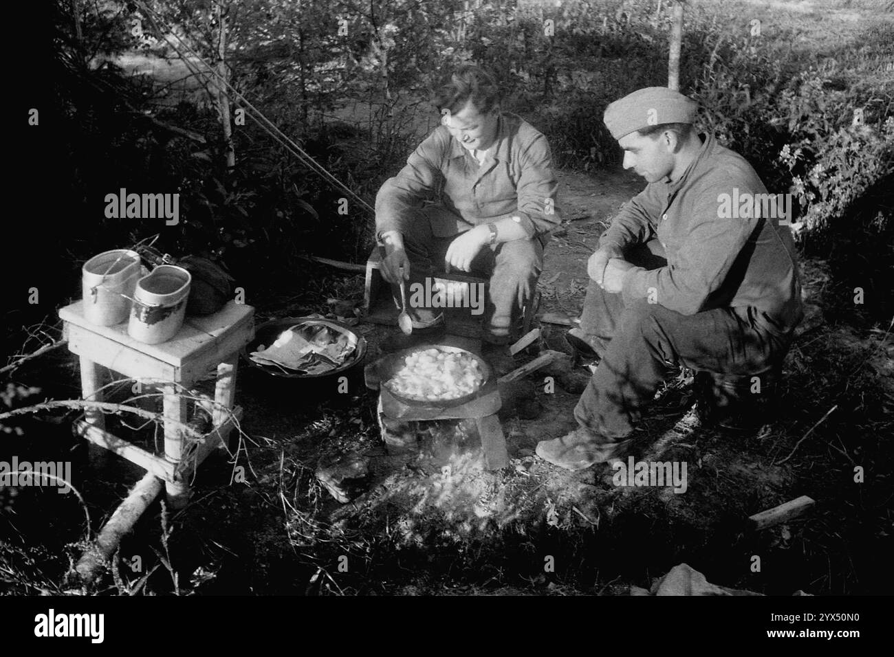 Russia, fall 1943 in the Zosh region: German soldiers cooking something ...