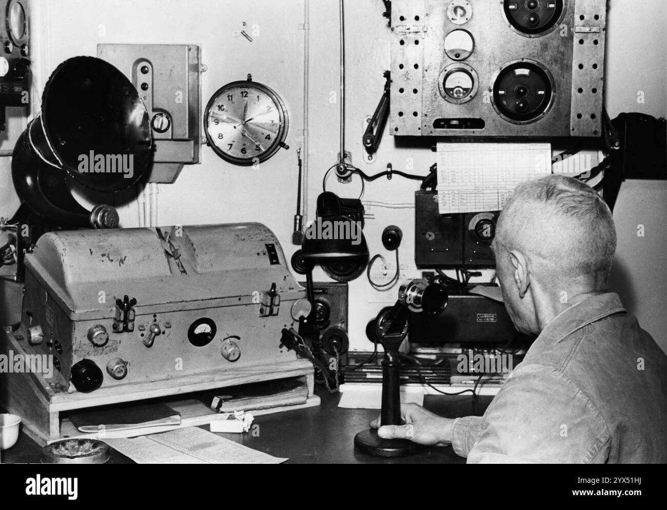 Radio set 40s hi-res stock photography and images - Alamy