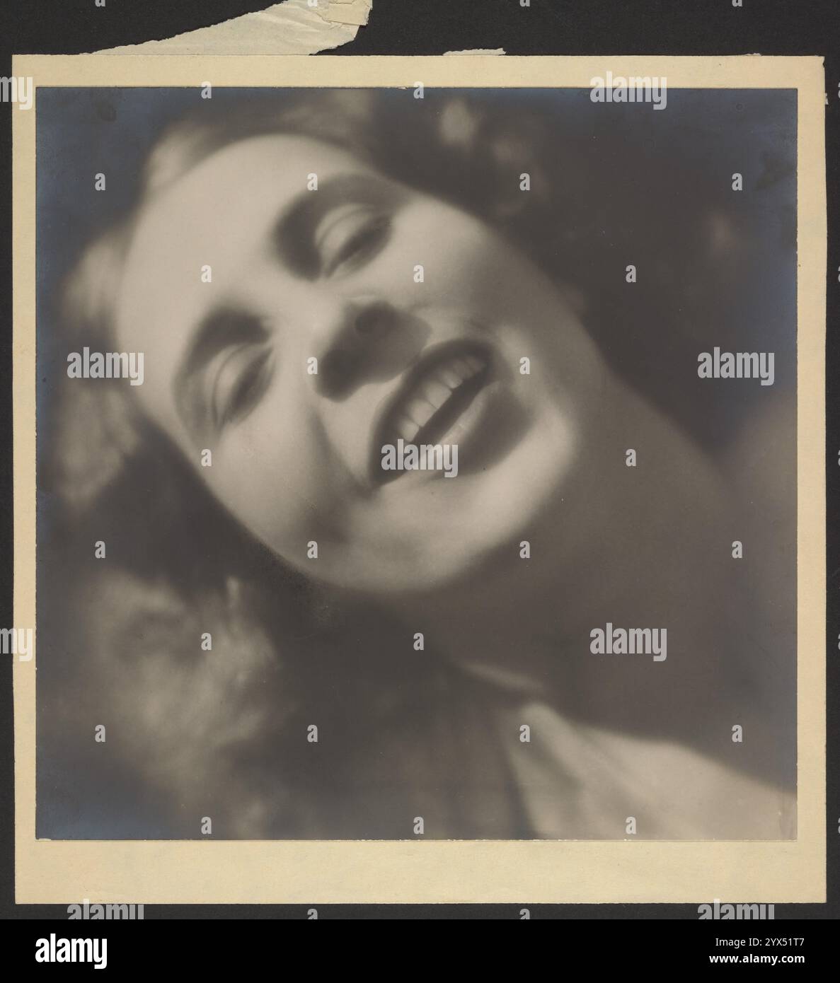 Woman camera photograph 1930s hi-res stock photography and images - Alamy