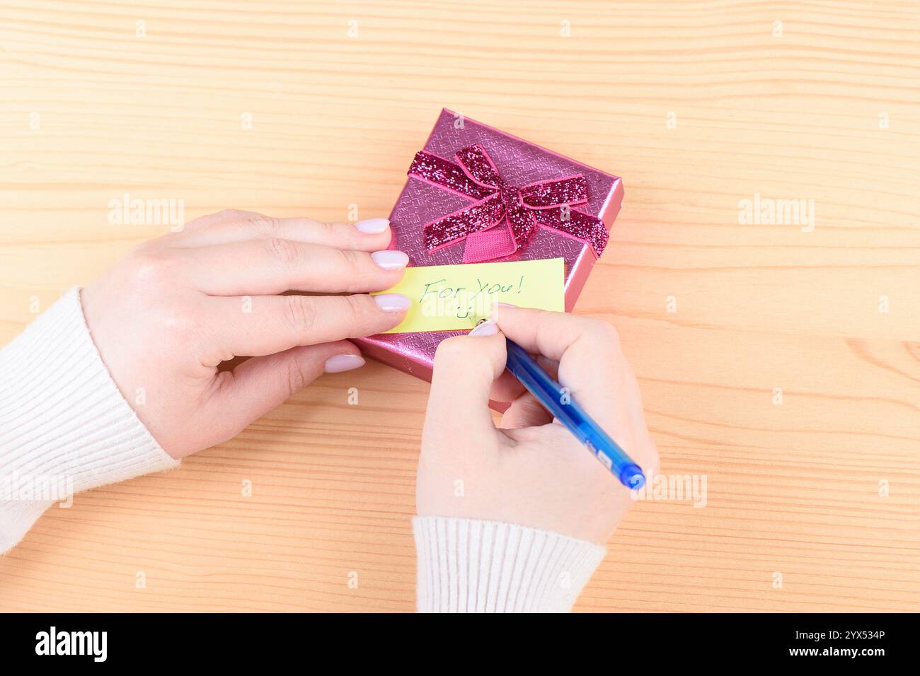 Holding thank note gift box hi-res stock photography and images - Alamy