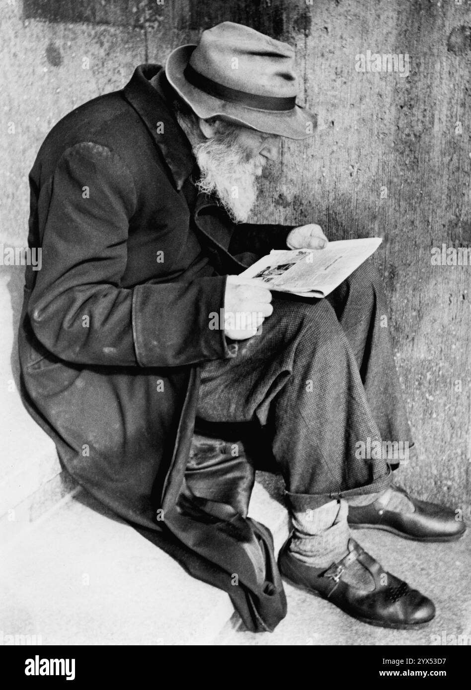 Reading homeless man hi-res stock photography and images - Alamy