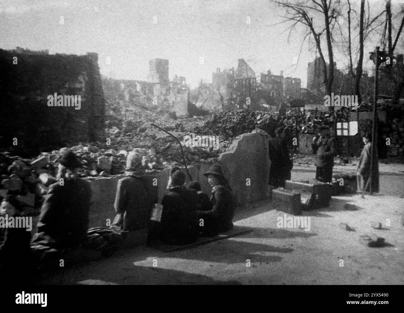 Families sit in front of bombed-out houses in Hamburg Altona in the war ...