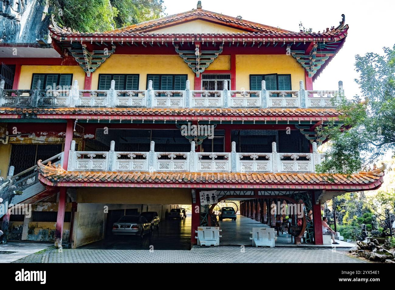 Beautiful Pagoda at Sam Poh Tong temple hidden in the mountains in Ipoh ...