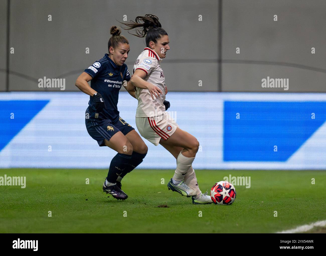 Kampf um den Ball / Zweikampf zwischen Lisa Boattin (Juventus Turin ...