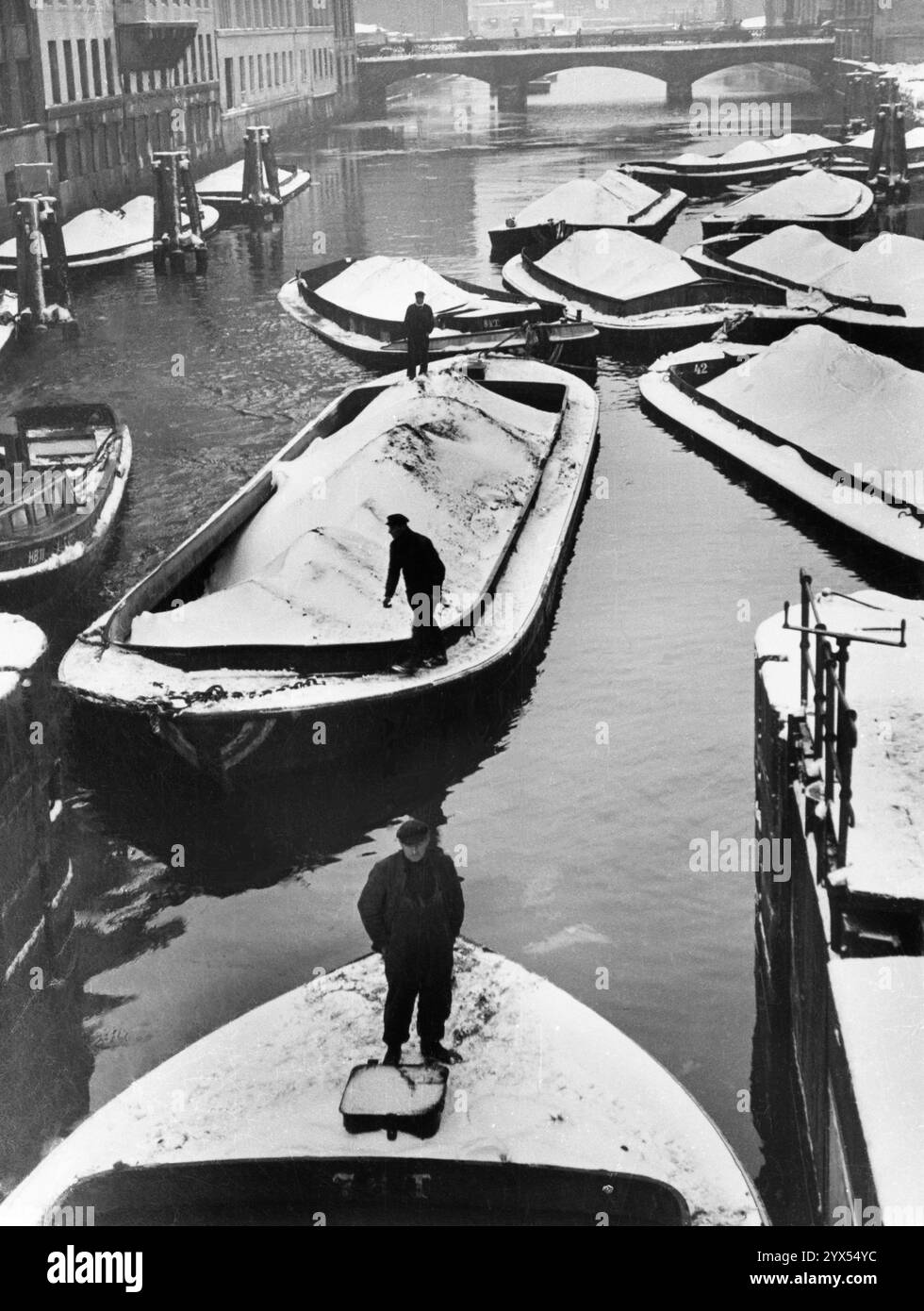 Hamburg Alsterfleet: barges covered with snow. [automated translation ...