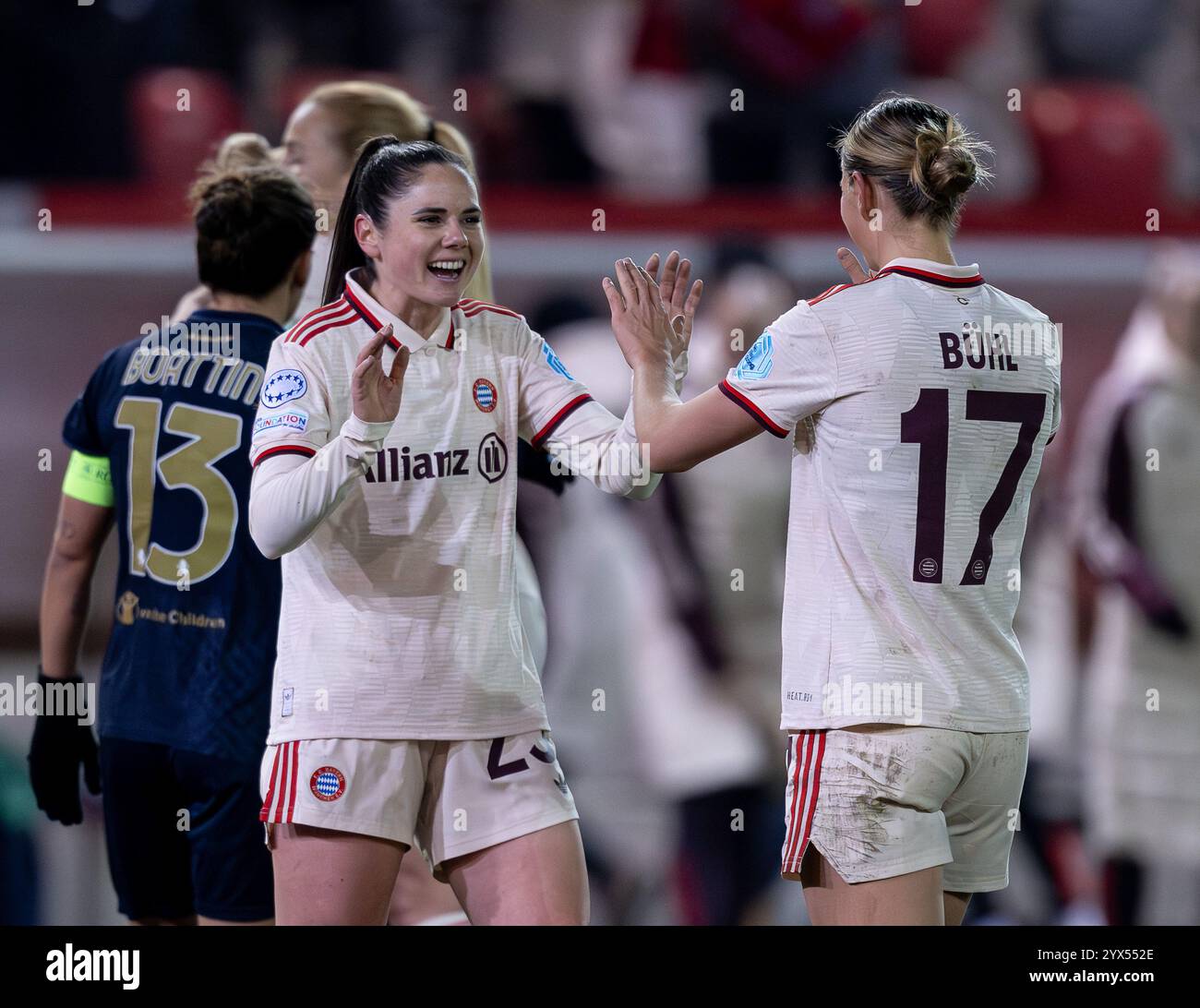 Sarah Zadrazil (FC Bayern Muenchen Frauen, #25) und Klara Buehl (FC ...