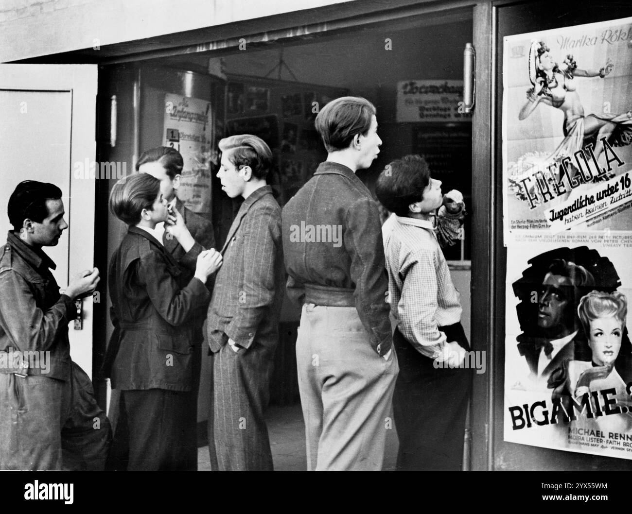 Young people wait outside a movie theater on the Reeperbahn in Hamburg ...