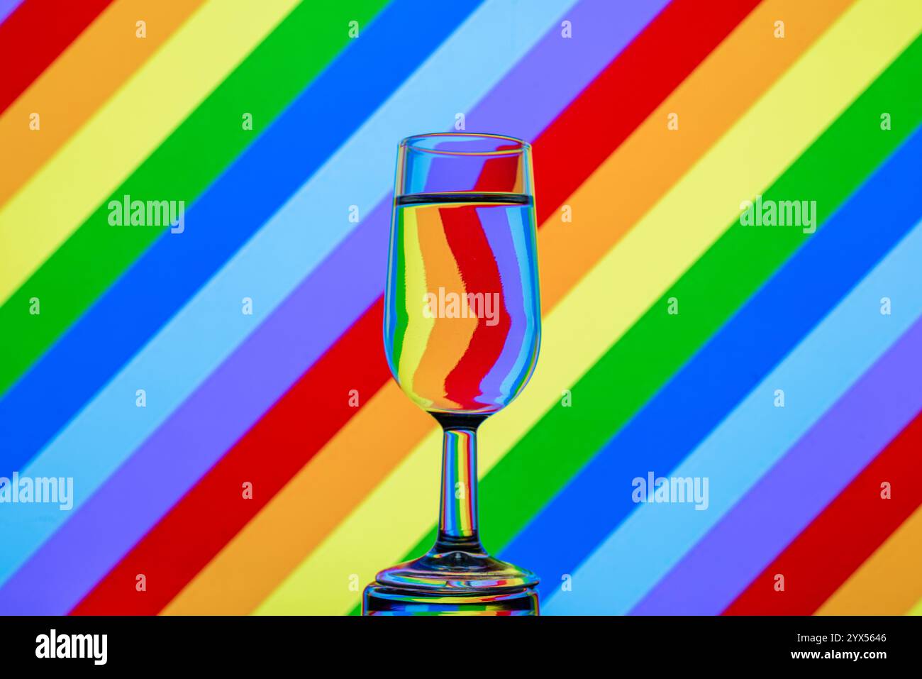 Ilusión óptica creada mediante la refracción de la luz con una copa de ...