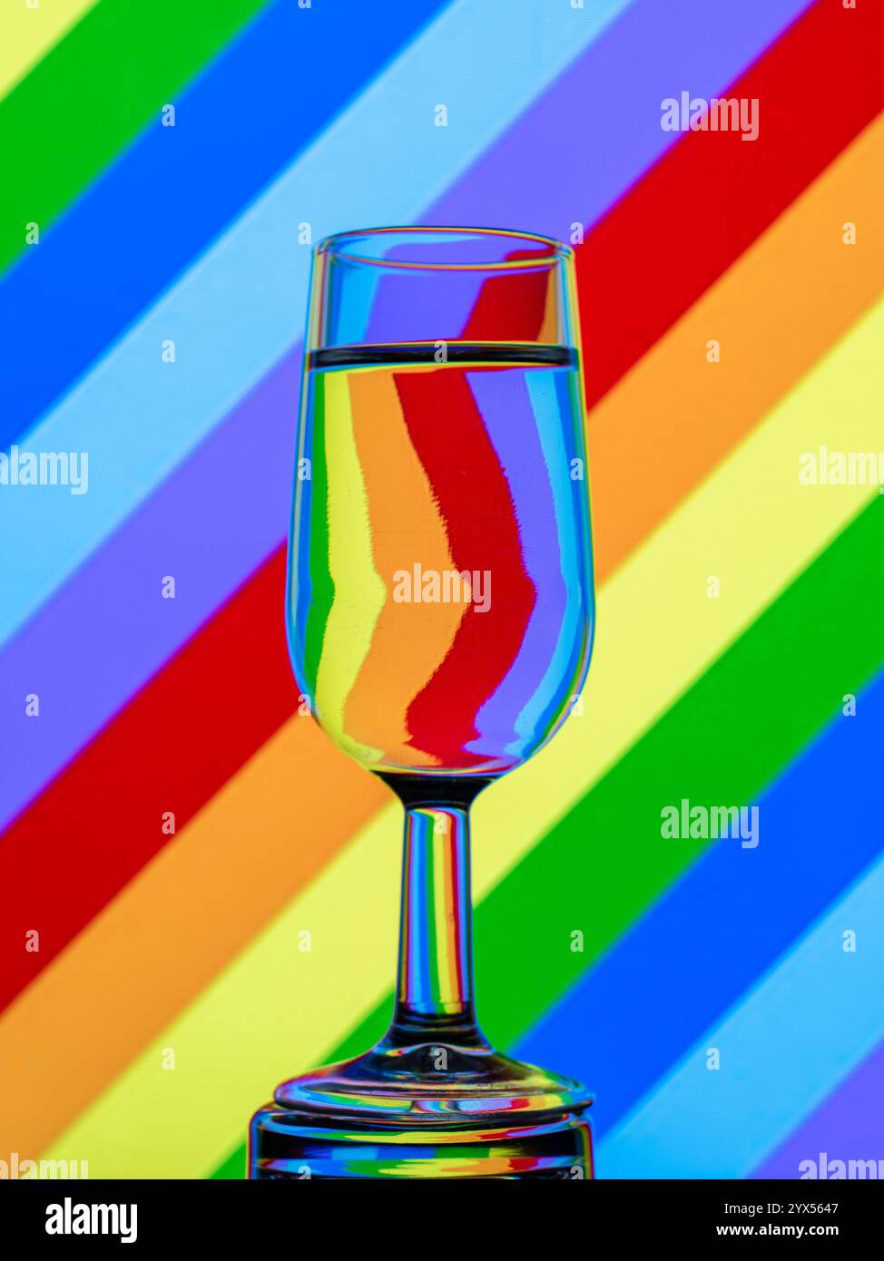 Ilusión óptica creada mediante la refracción de la luz con una copa de ...
