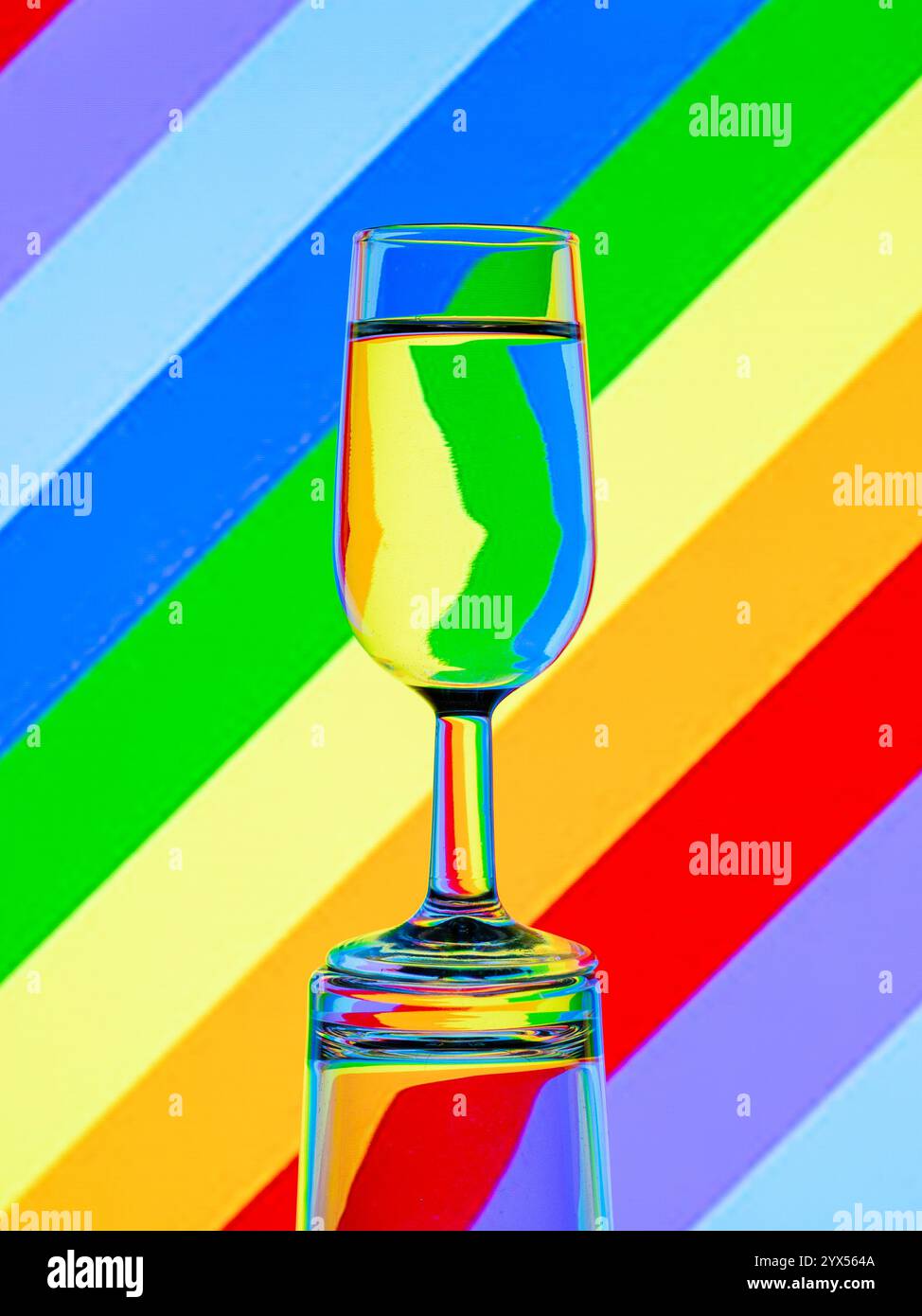 Ilusión óptica creada mediante la refracción de la luz con una copa de ...