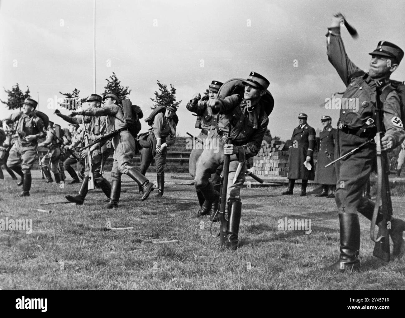 Hamburg SA men during pre-military training: Exercise with dummy hand ...