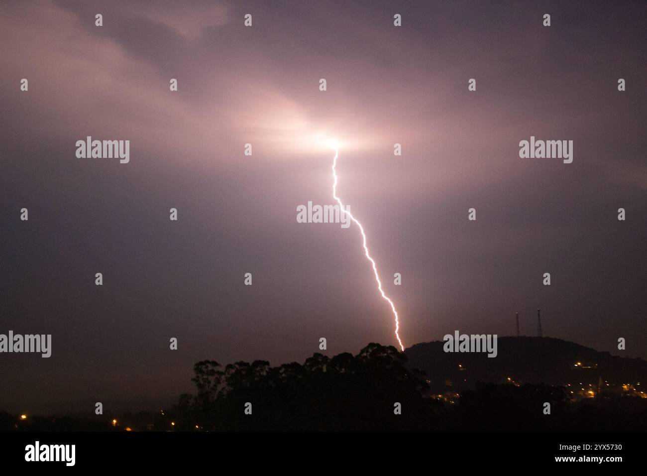 Dramatic lightning over city hi-res stock photography and images - Alamy
