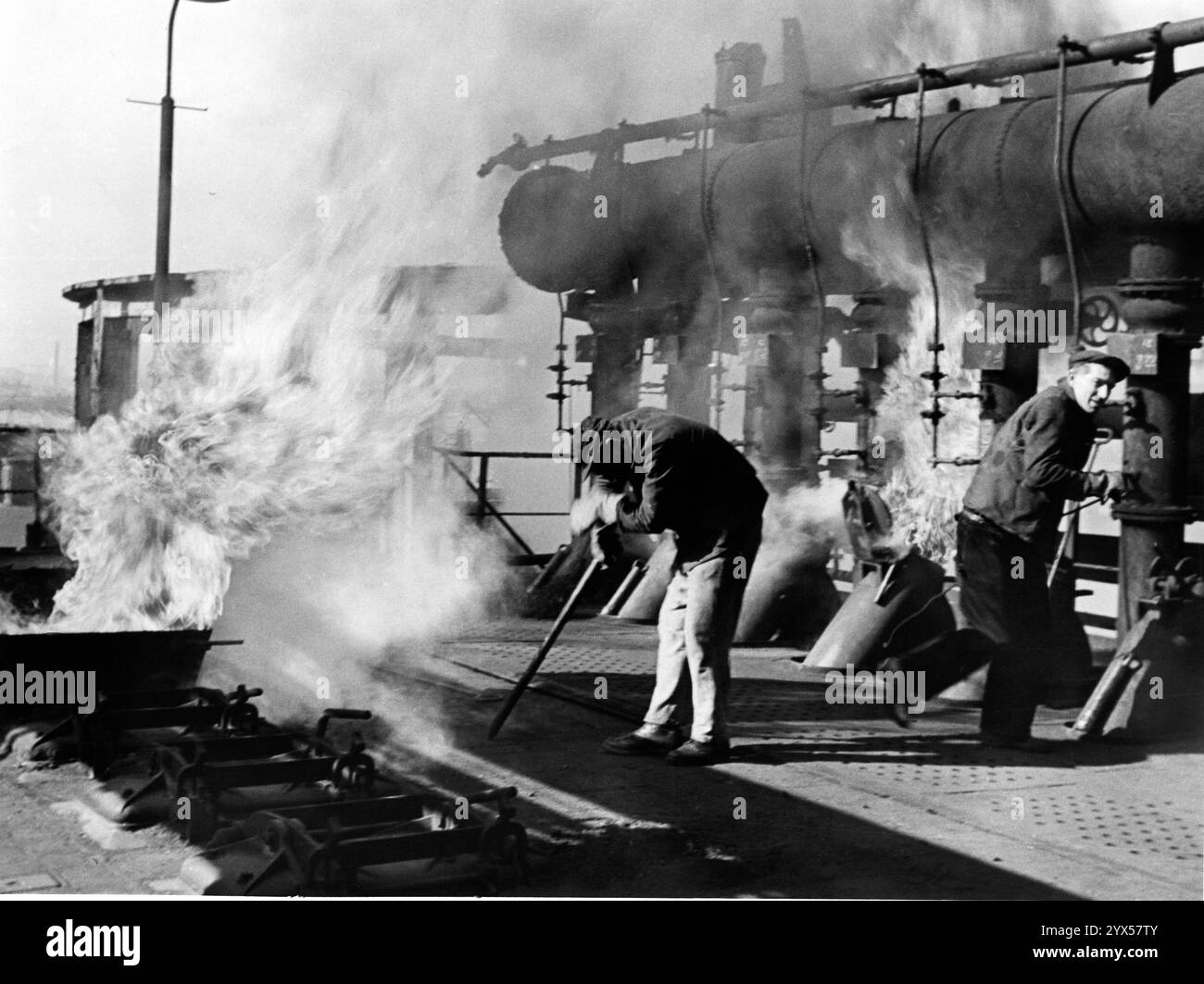 Workers close the filled chambers in the Hamburg gasworks by hand. The ...
