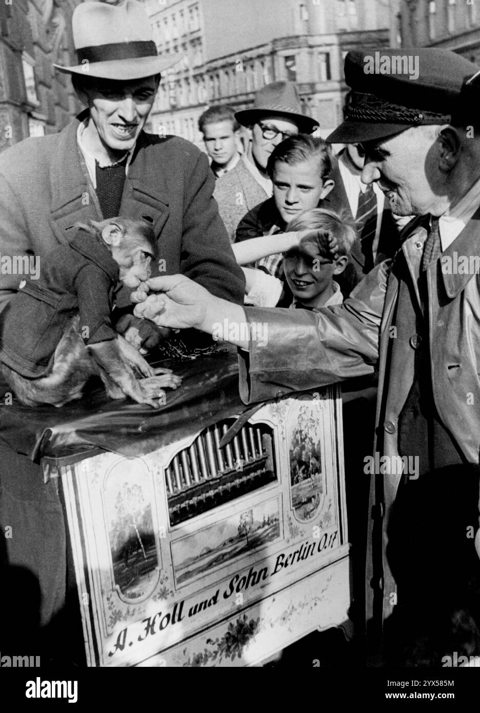Barrel organ grinder hi-res stock photography and images - Alamy
