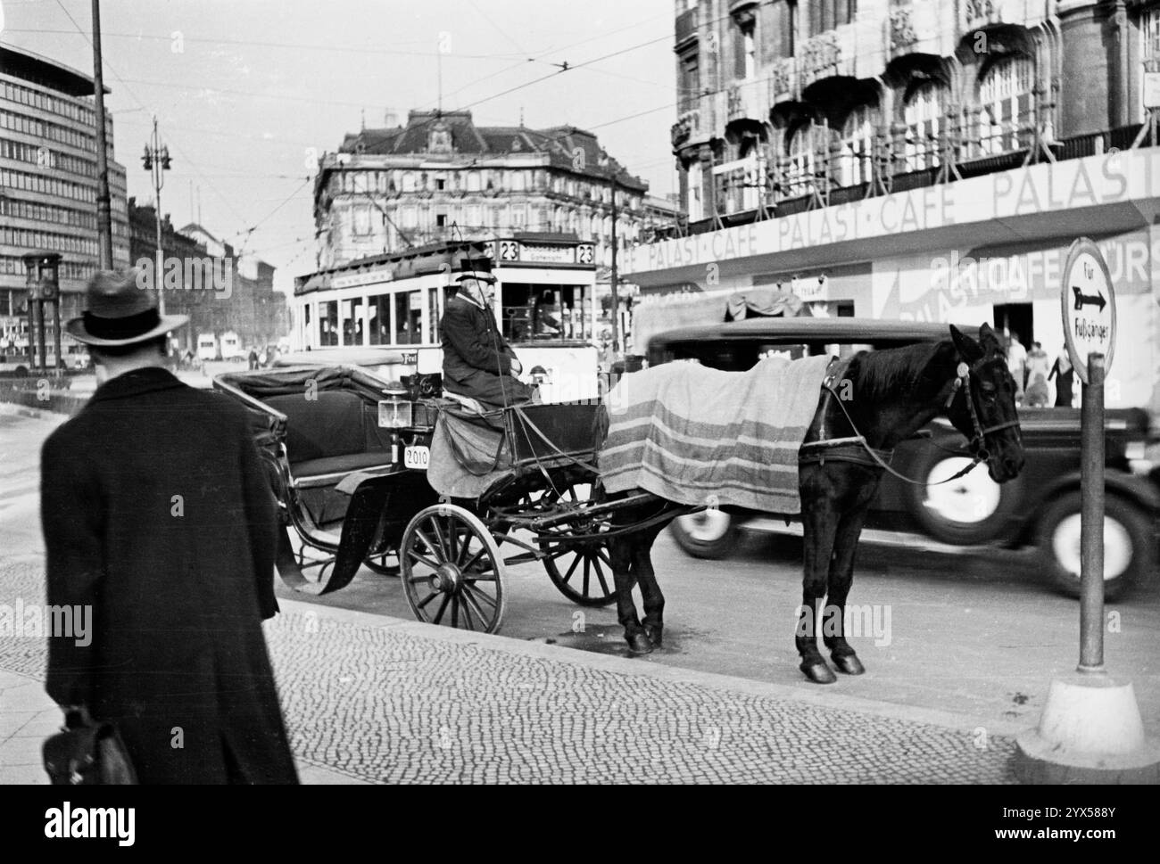 Horse carriage automobile traffic in Black and White Stock Photos ...