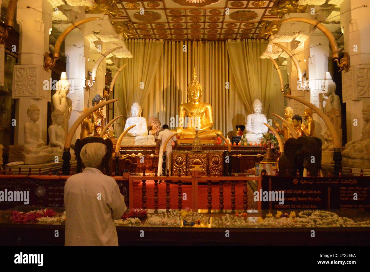 The sacred buddhist Temple of the Tooth, Sri Lanka Stock Photo - Alamy