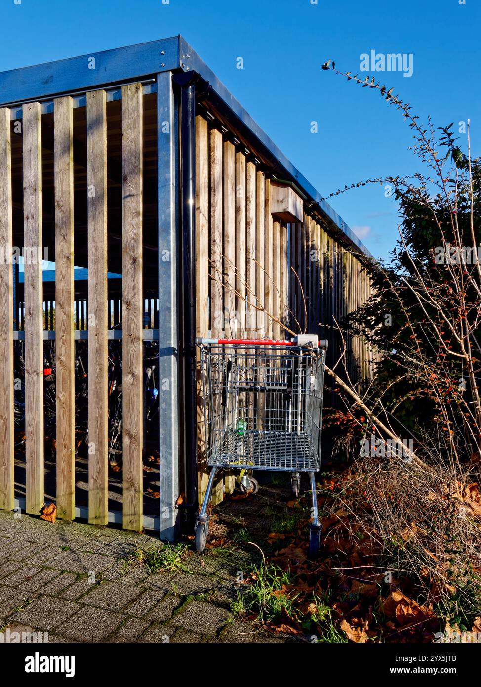 Abandoned shopping trolley park hi-res stock photography and images - Alamy