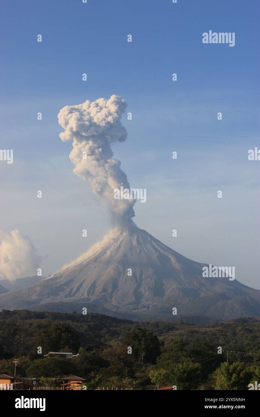 Volcán de colima hi-res stock photography and images - Alamy