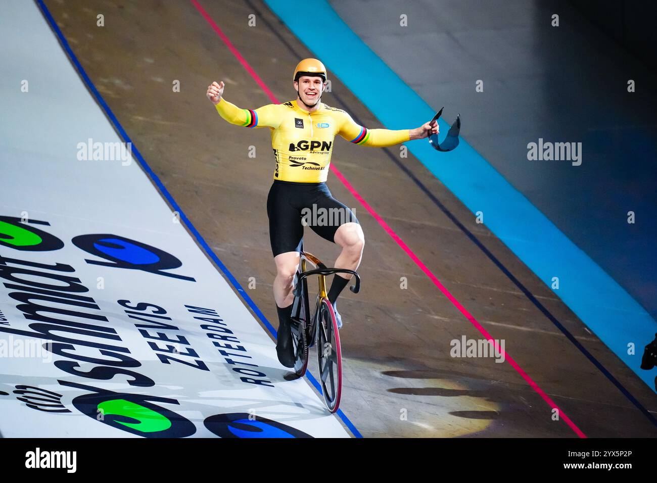Rotterdam - Harrie Lavreysen set’s the track record during the Wieler zesdaagse Rotterdam at ...