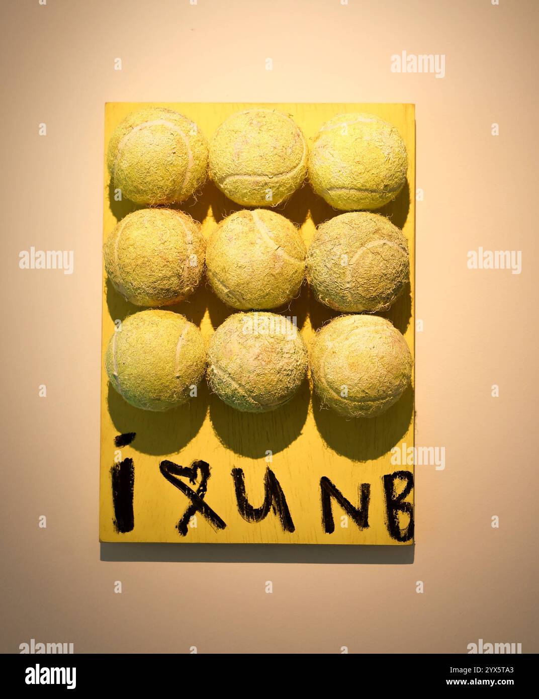 NOAH BECKER MY FIRST WORD WAS BALL VERNISSAGE, mit diesen Tennisbällen ...