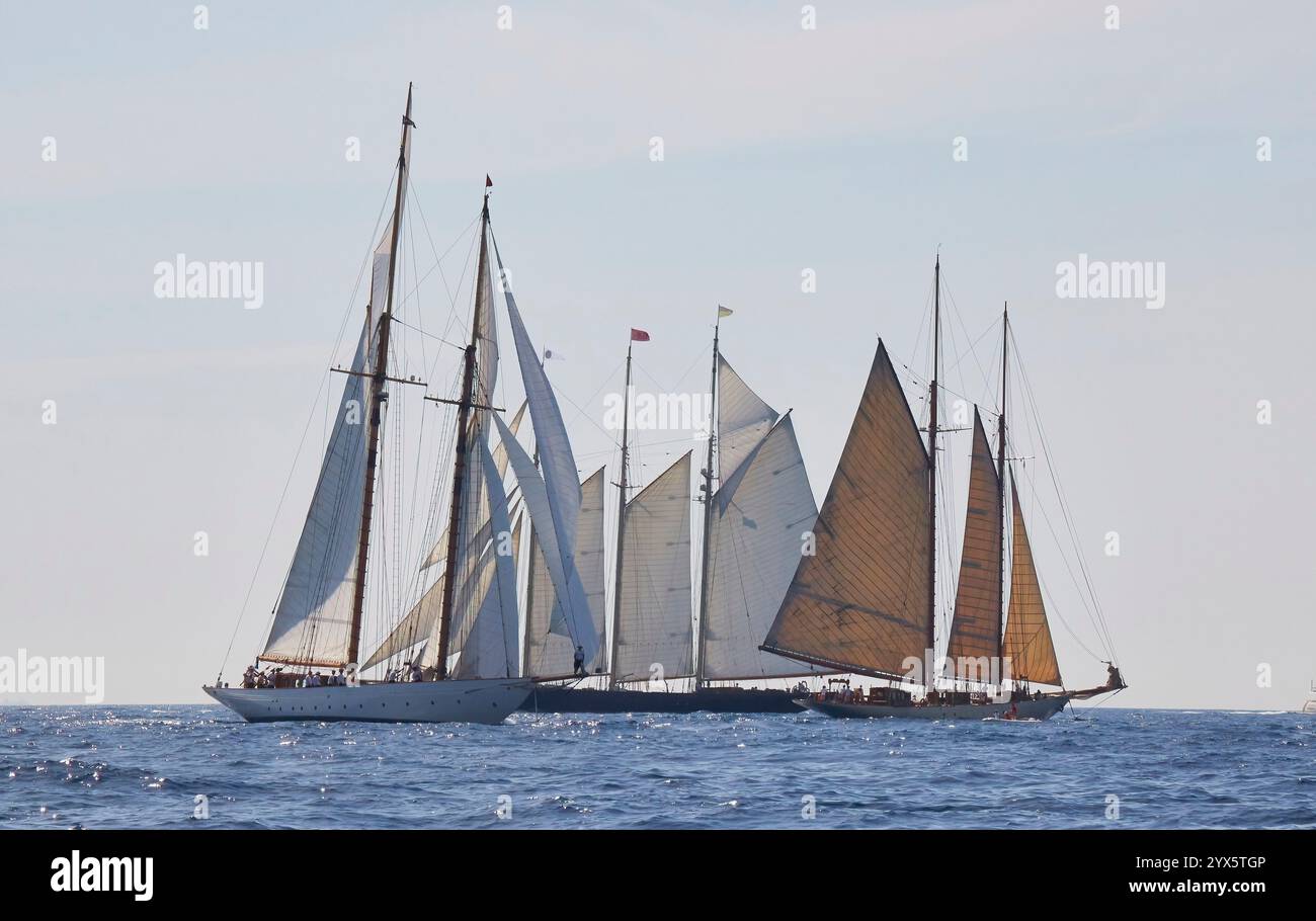 Yachts competing hi-res stock photography and images - Alamy