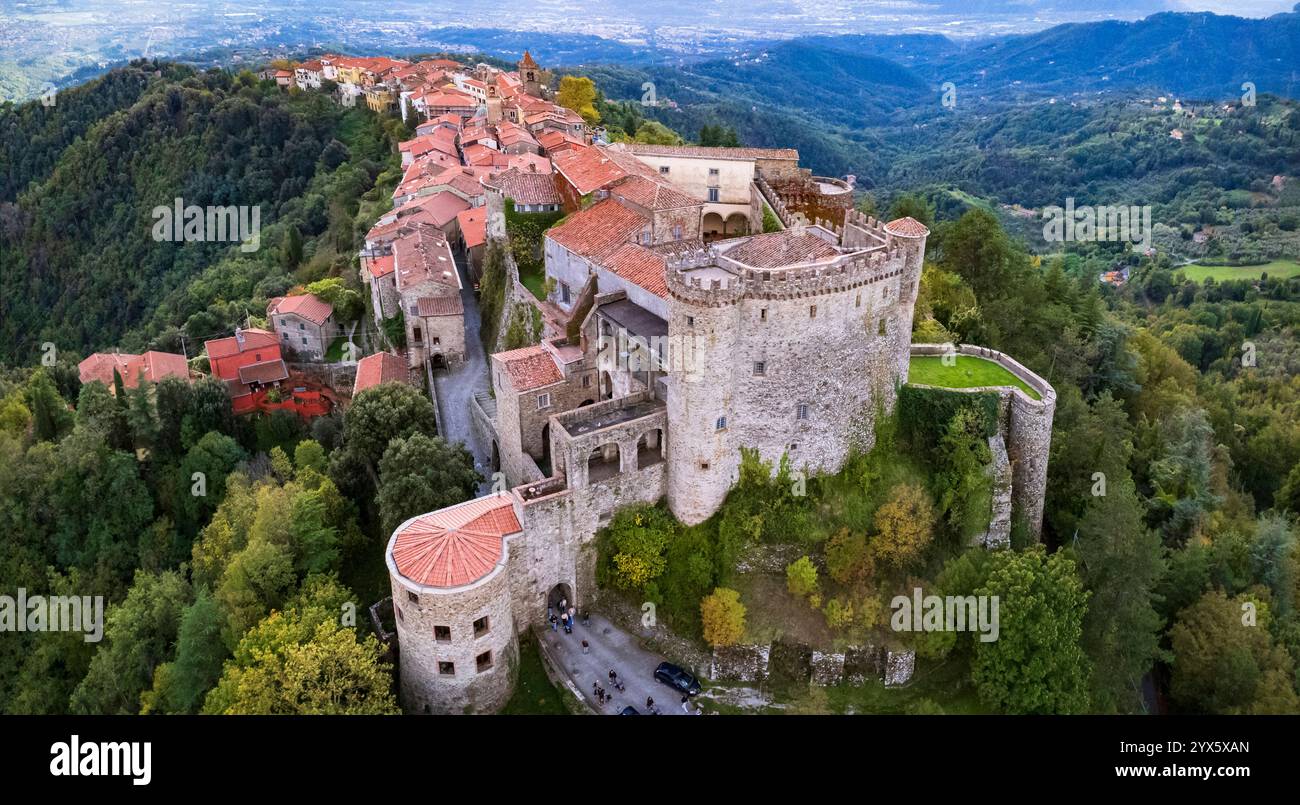 Medieval tuscan castle hi-res stock photography and images - Alamy