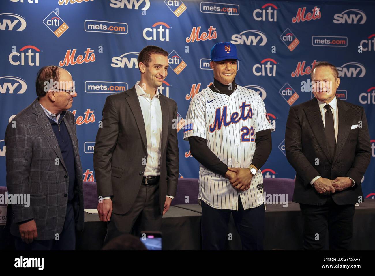 New York Mets outfielder Juan Soto #22 puts on his new Mets jersey ...