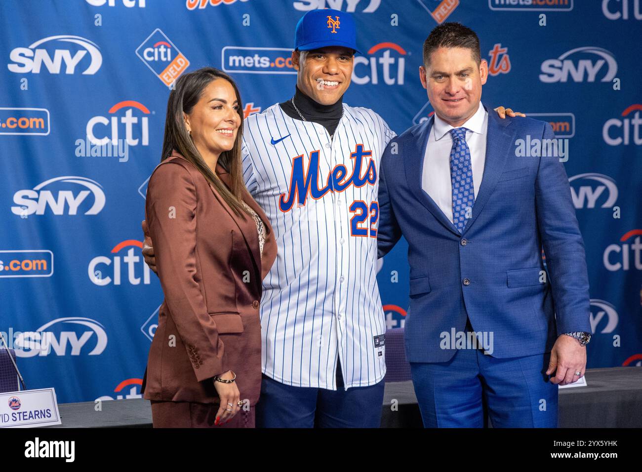 New Mets outfielder Juan Soto poses for photos manager Carlos Mendoza ...