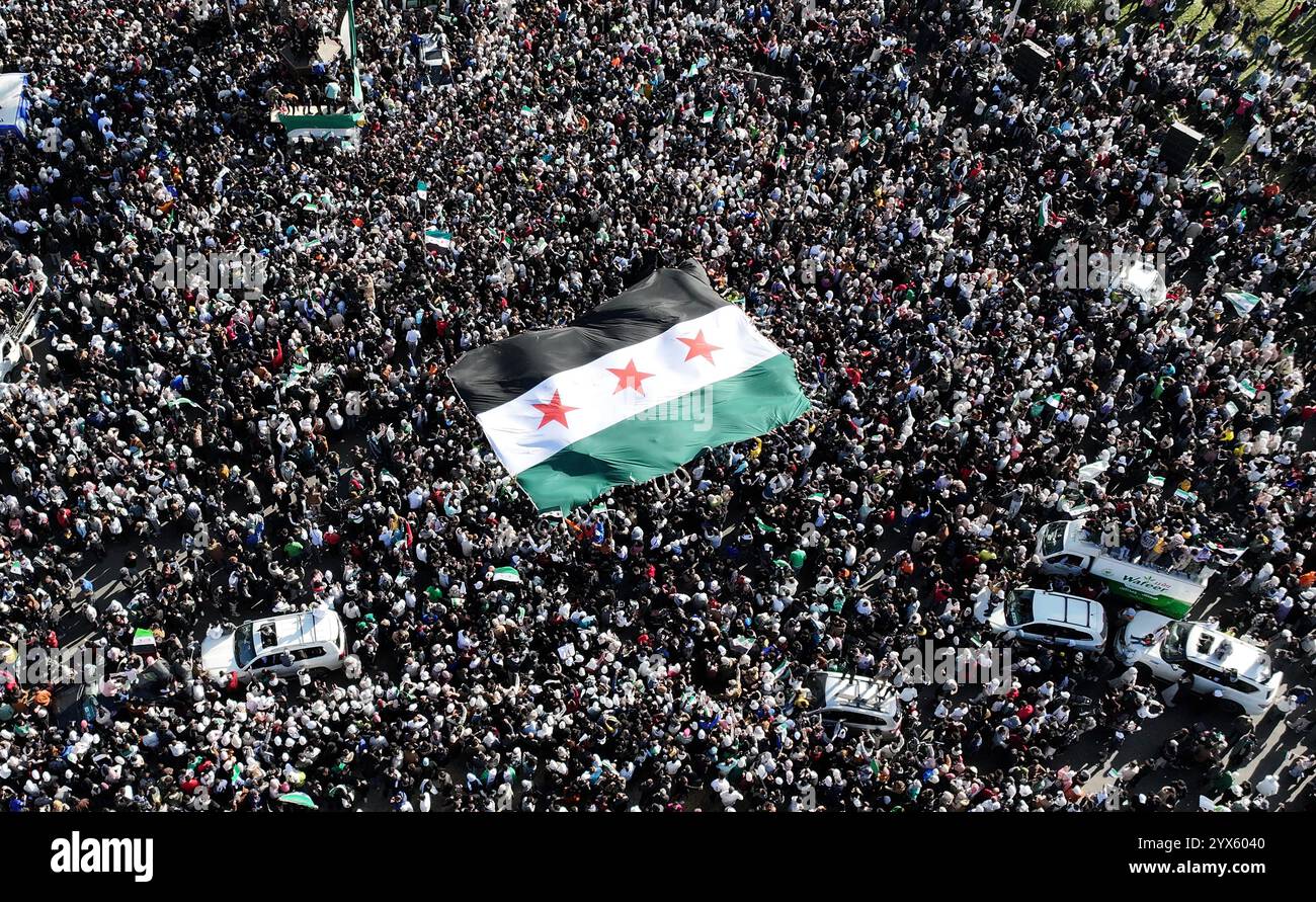People gather the mosque and its surroundings with Syrian revolution ...